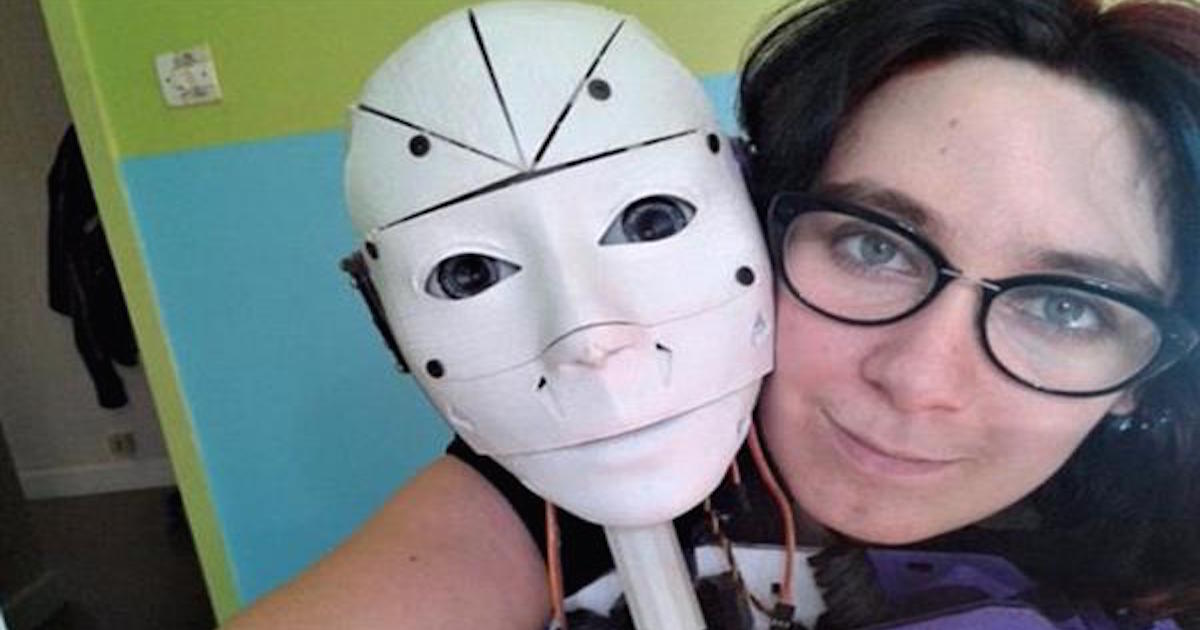 Woman Falls in Love with 3D-Printed Robot, Wants to Marry It