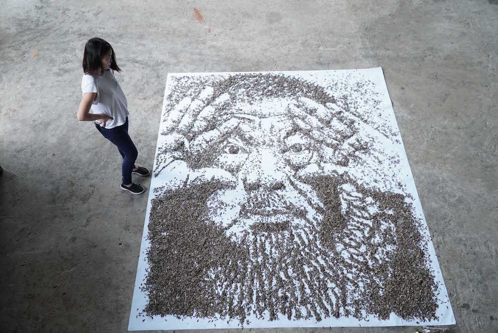 Artist Creates Detailed Portrait with 20,000 Sunflower Seeds