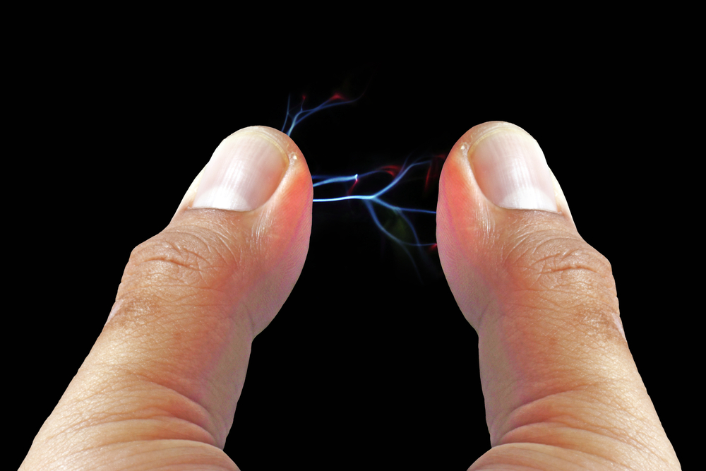 Chinese Scientist Passes 71,000 Volts of Static Electricity Through His ...