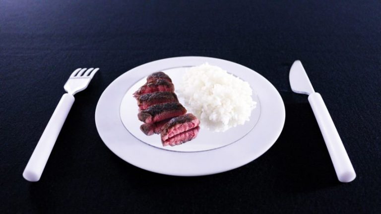 Cleverly-Designed Mirrored Tableware Tricks You into Eating Less