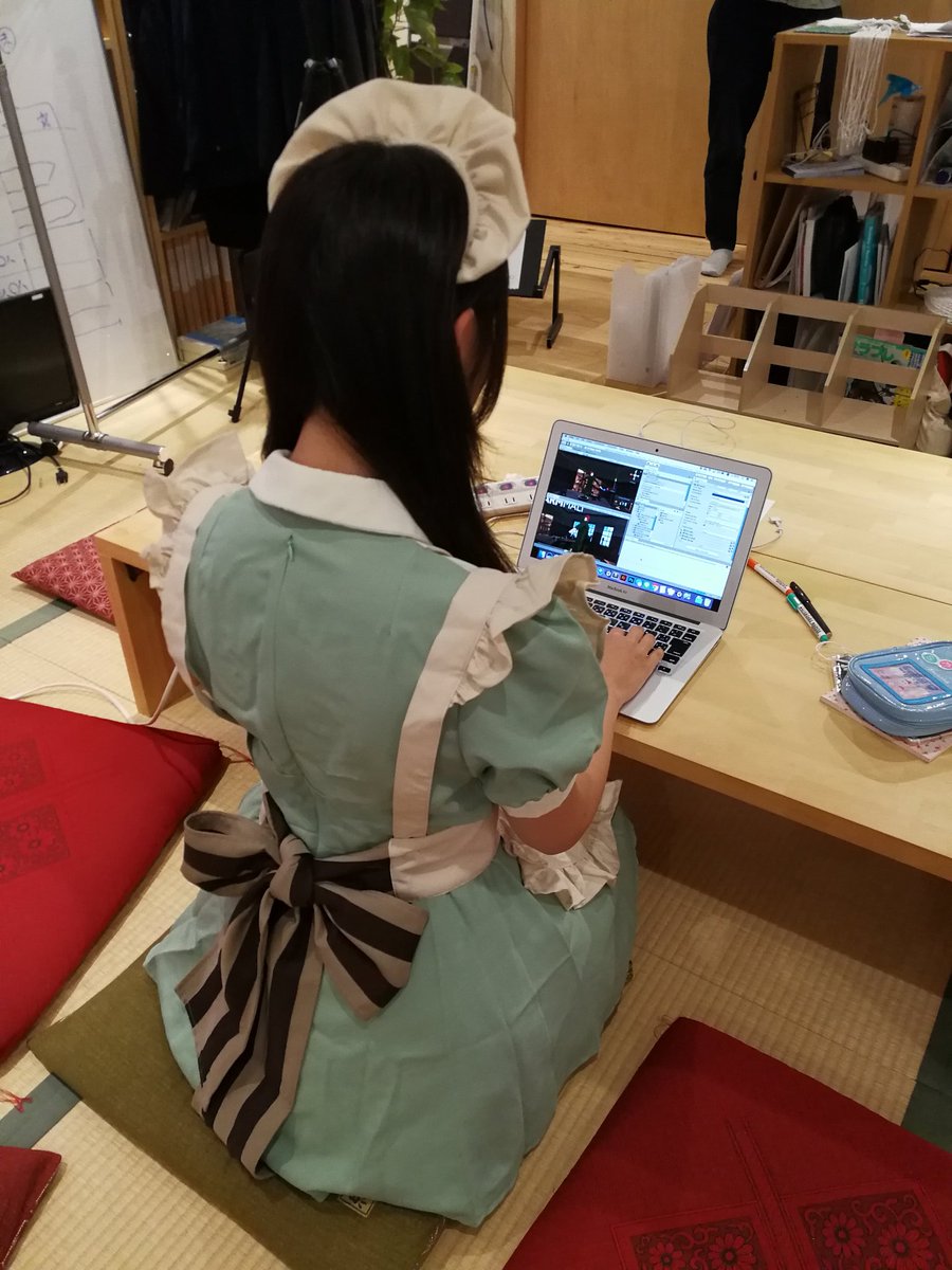Japanese Programming School Attracts Male Students with Cute Maids