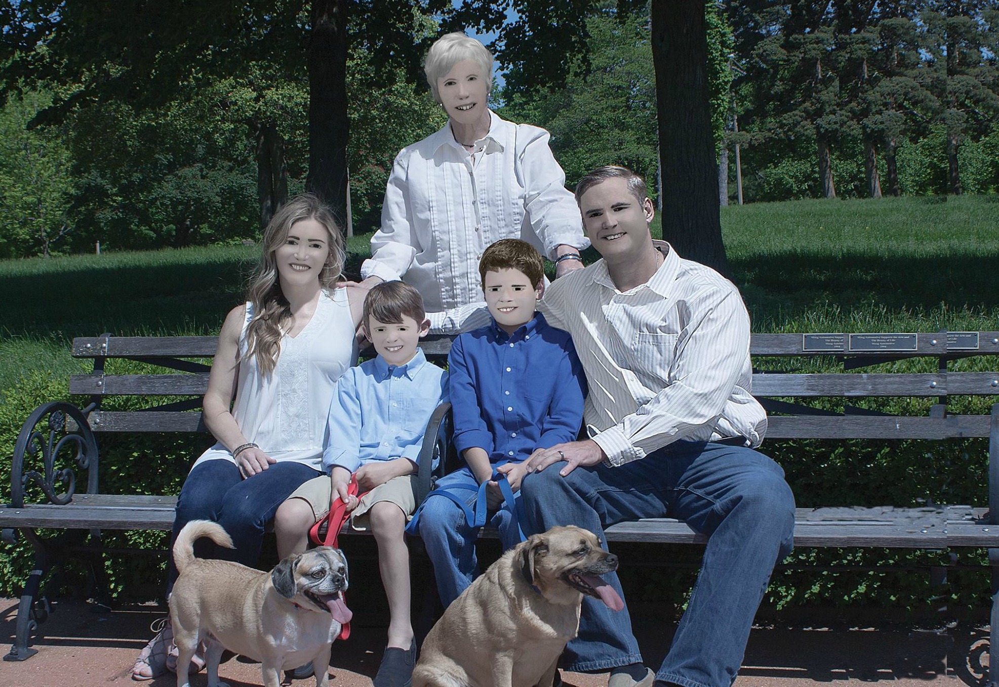 Family Paid 0 for “Professional Photoshoot” and This Is What They Got