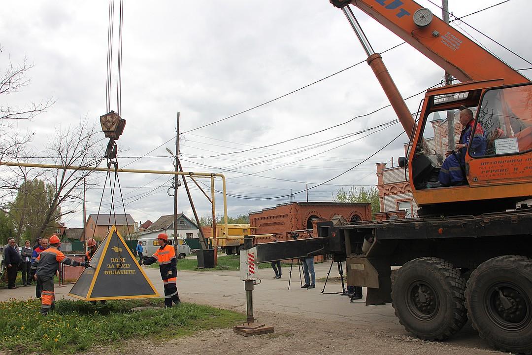 The Debt Pyramid - An Original Way to Shame Debtors in Russia