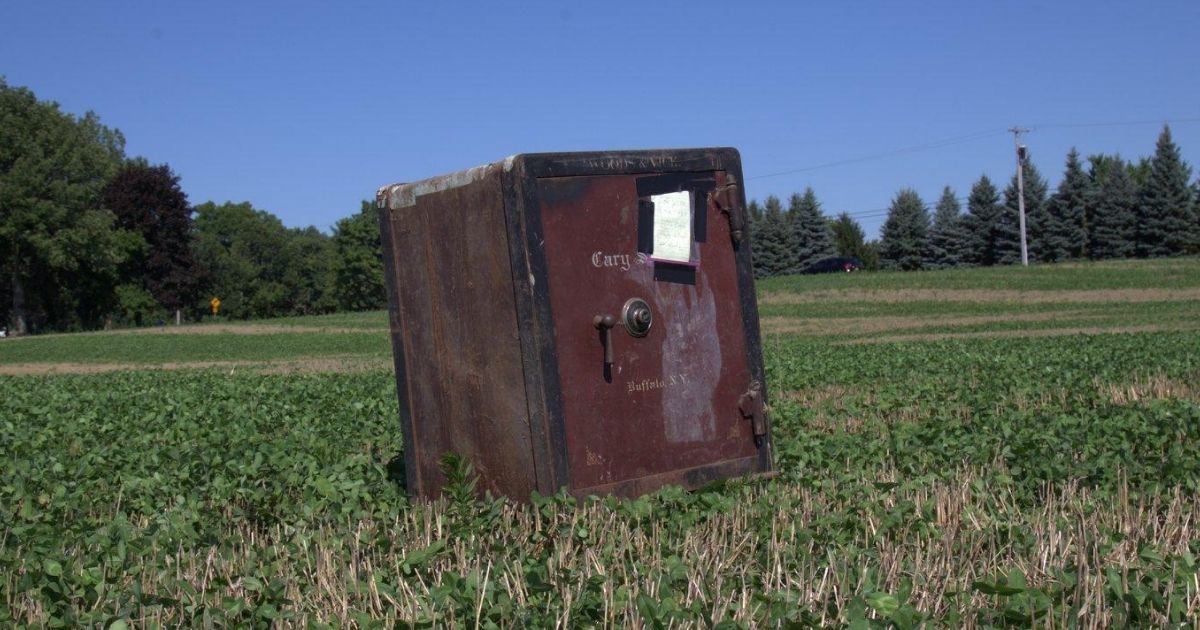 Mysterious Safe Discovered in the Middle of New York Field to Remain Locked Mysterious Safe Discovered in the Middle of New York Field to Remain Locked