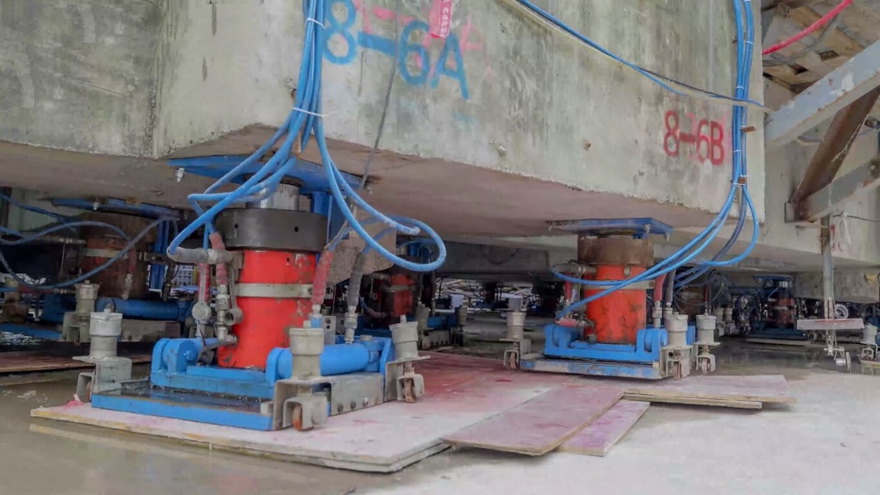 Robot Legs Help 7,600-Tonne Building "Walk" to New Location