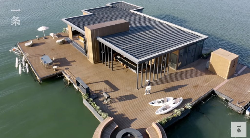 Entrepreneur Builds 600-Square-Meter Floating Sea Mansion