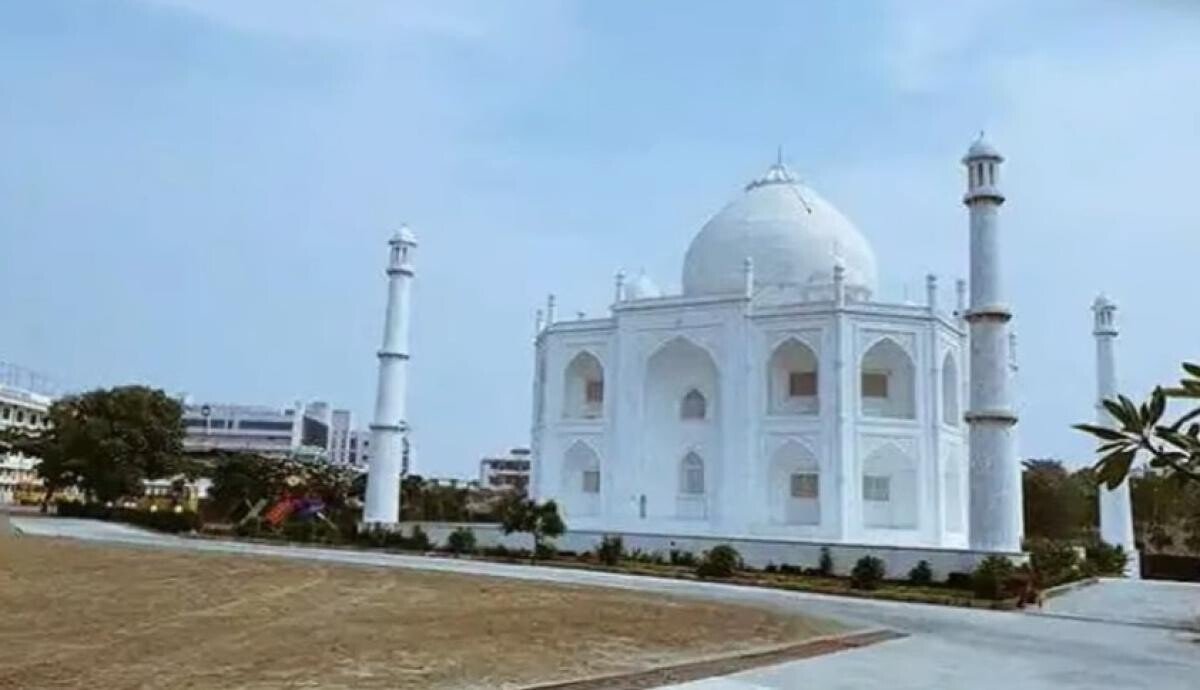 Businessman Build Taj Mahal Replica Home as Gift for His Wife