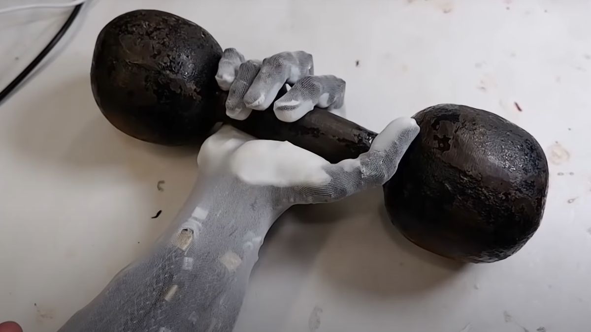 Man Singlehandedly Builds Eerily Realistic Robot Arm Powered by ...
