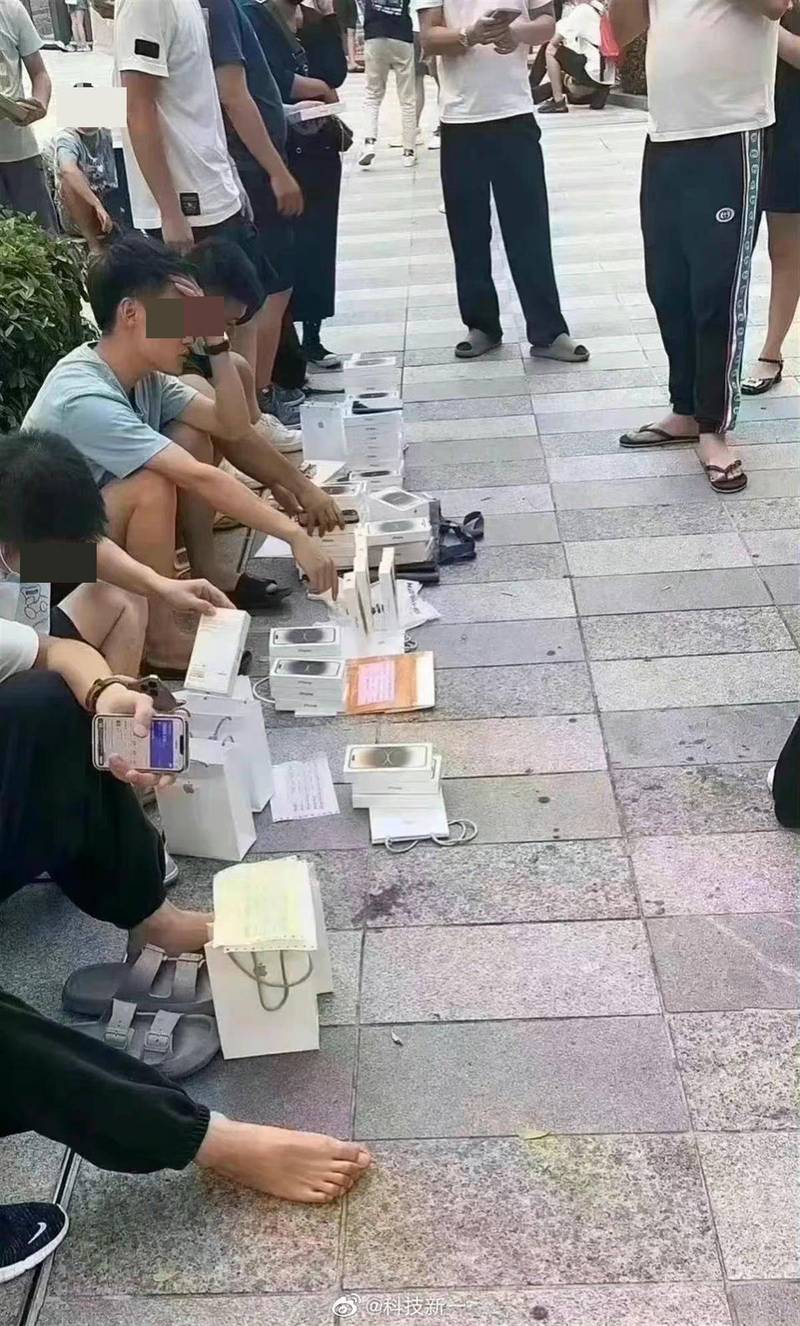 iPhone 14 Scalpers Allegedly Forced to Sell Phones on the Street at a ...