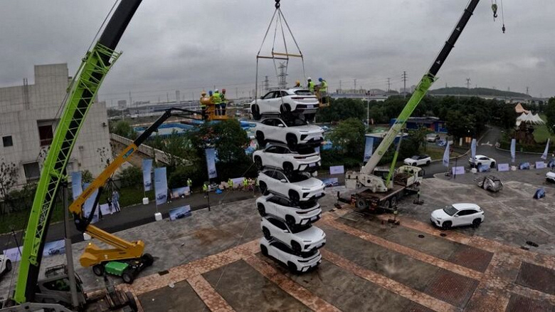 Car Manufacturer Stacks Seven-Car Tower to Demonstrate Body Durability
