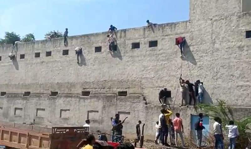 People Climb School Wall to Pass Students Cheat Sheets During Exam in ...