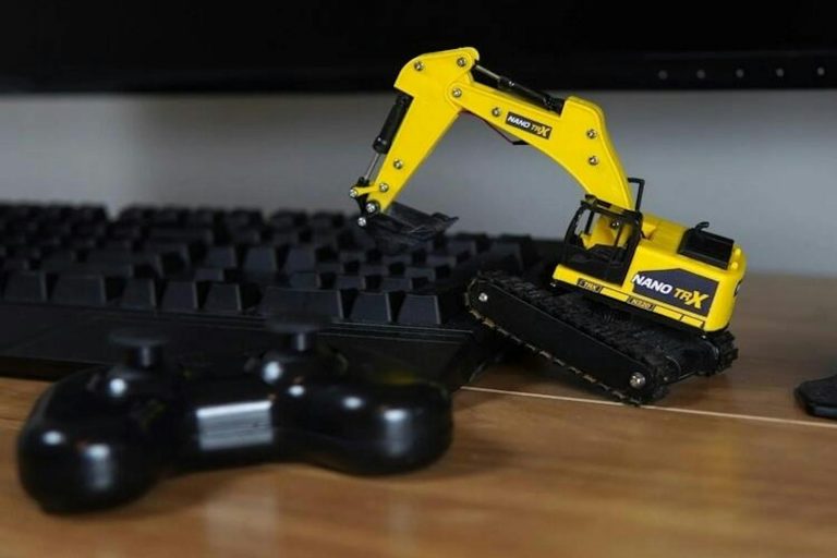 The World’s Smallest Fully Functional Excavator Fits in the Palm of ...