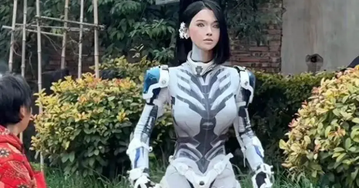 Meet China’s Most Popular ‘Robot Girl’