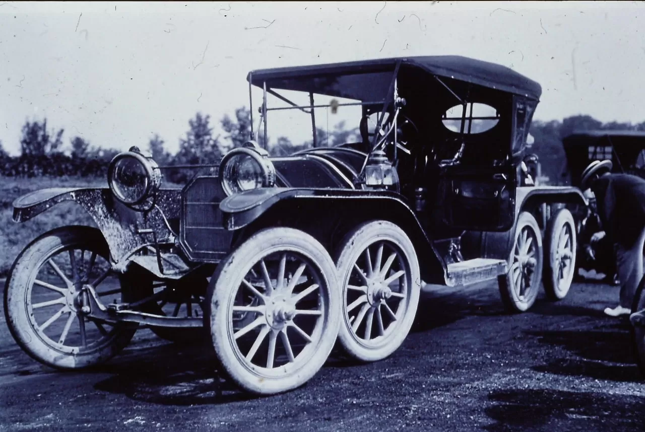 The Octoauto – A Legendary Eight-Wheel Automobile Built for Comfort